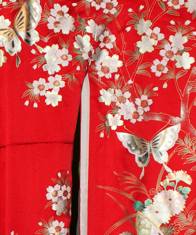 Kimoyes item: 18650 - Beautiful red silk kimono with dyed blossoms ...