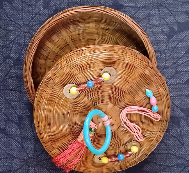 Kimoyes item: 29268 - This is a vintage Asian sewing basket.